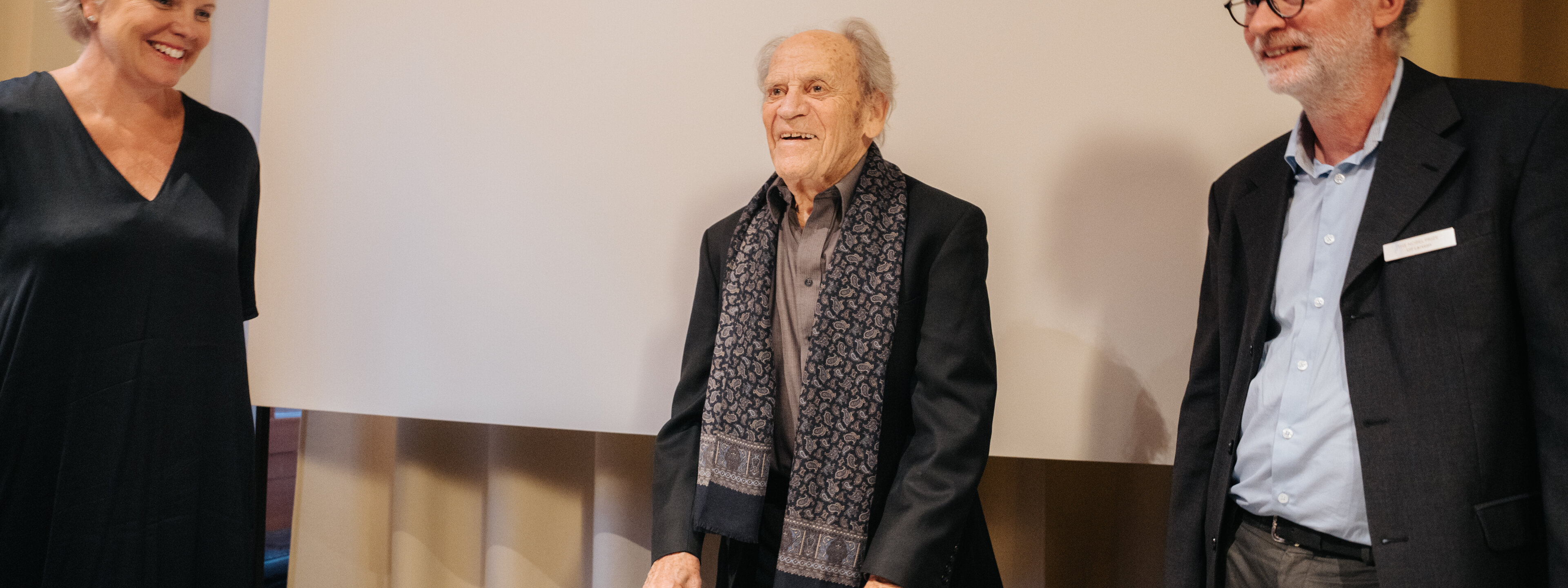 Torsten Wiesel skänker föremål till Nobelprismuseet - NobelPrize.org