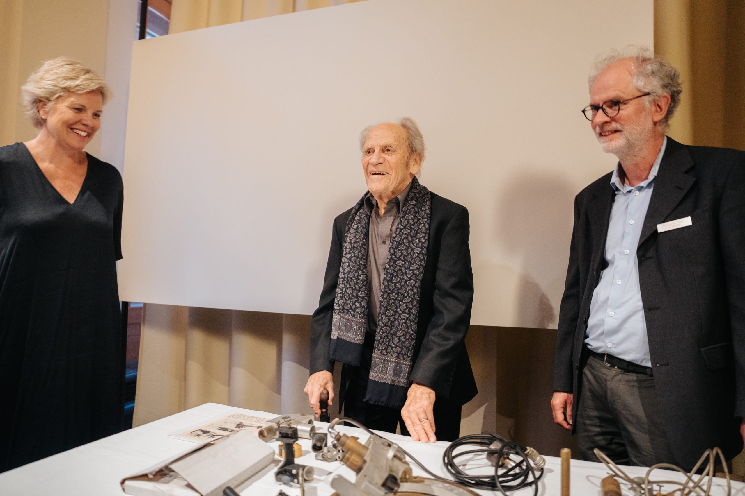 Torsten Wiesel donates instrument to Nobel Prize Museum - NobelPrize.org